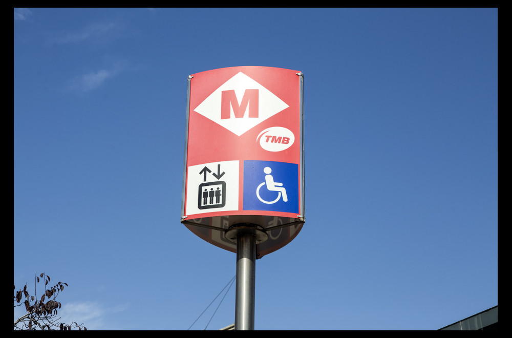 4. Bis metro sign | Disseny Hub Barcelona